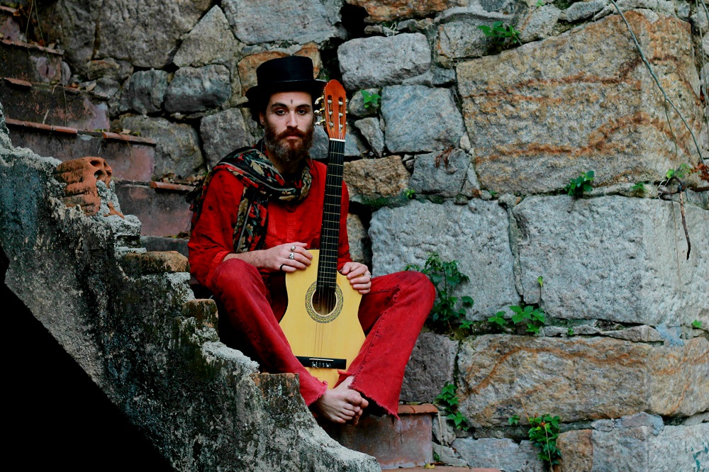 Paulo Beto apresenta elogiado álbum no palco da Audio Rebel