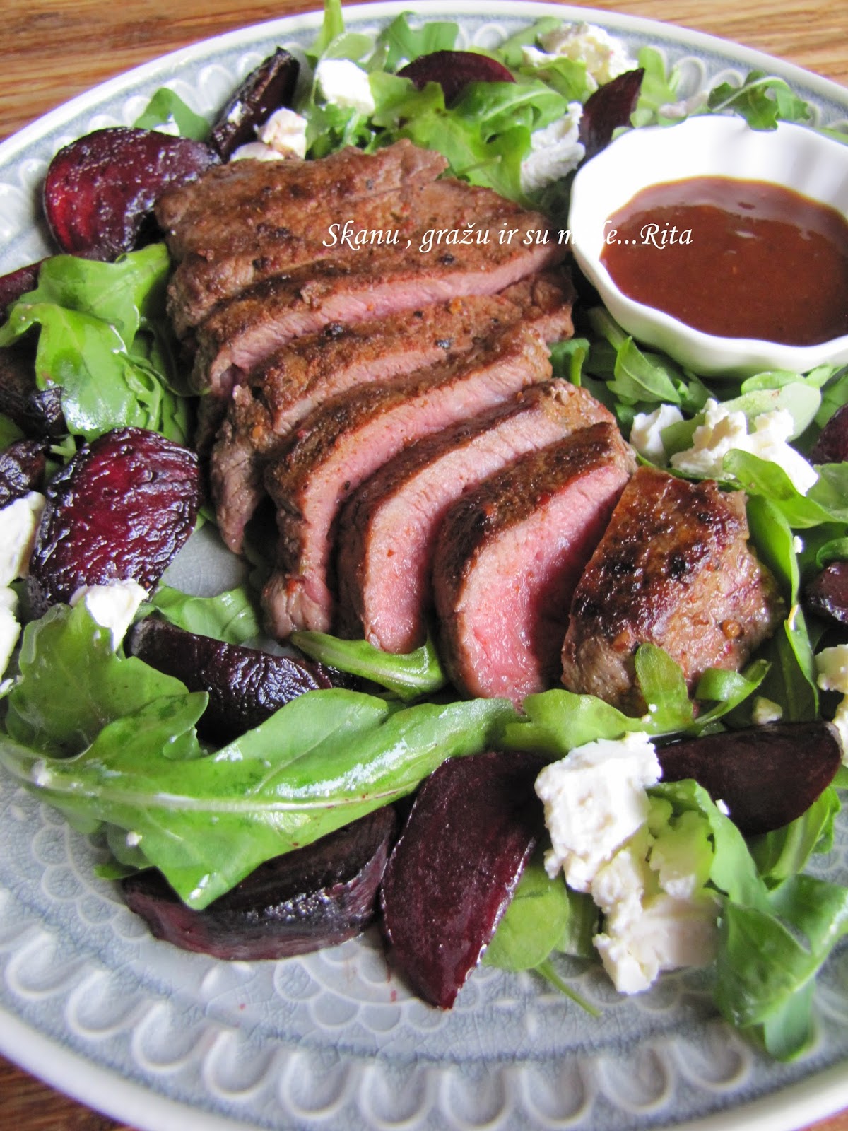 Ritos receptai : Jautienos steikas su burokėlių ir fetos salotomis