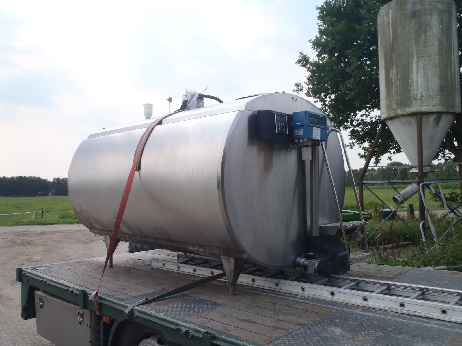 Made by Essie: Oude melktank is opgehaald en de nieuwe gebracht