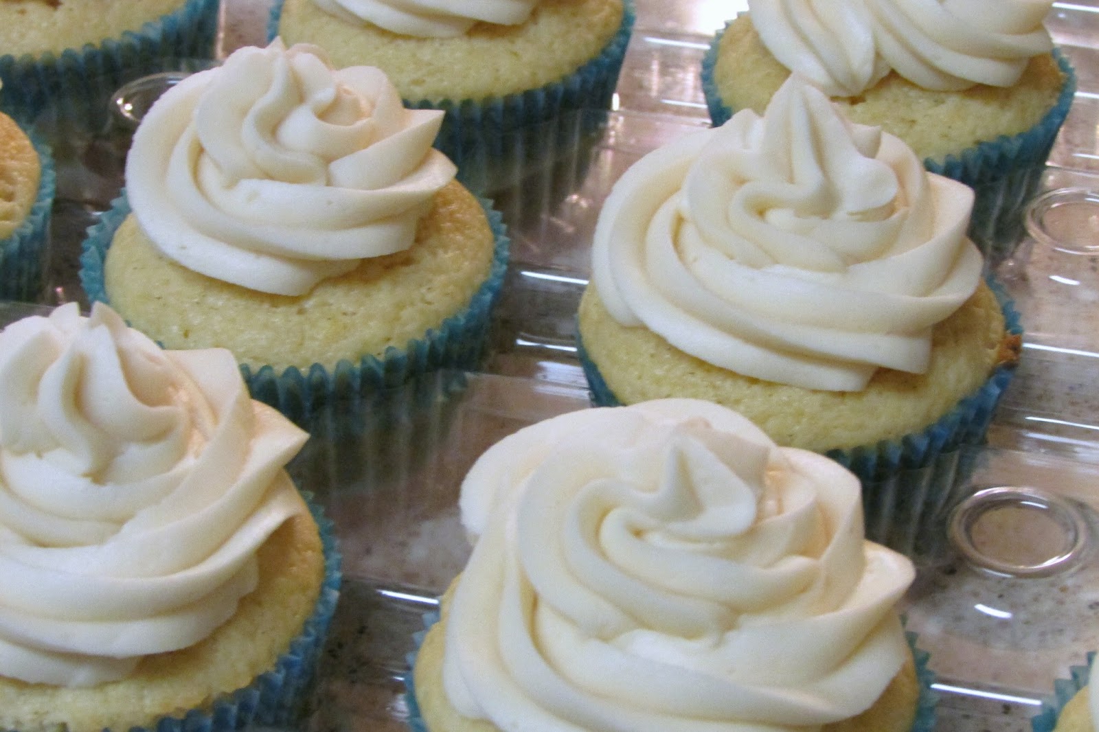 Baker Becky: Vanilla Cupcakes with Vanilla Buttercream