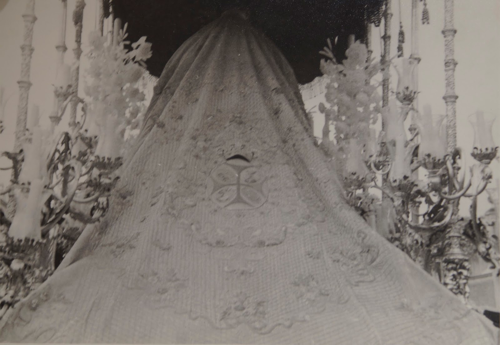 El antiguo manto blanco de la Esperanza de la Trinidad