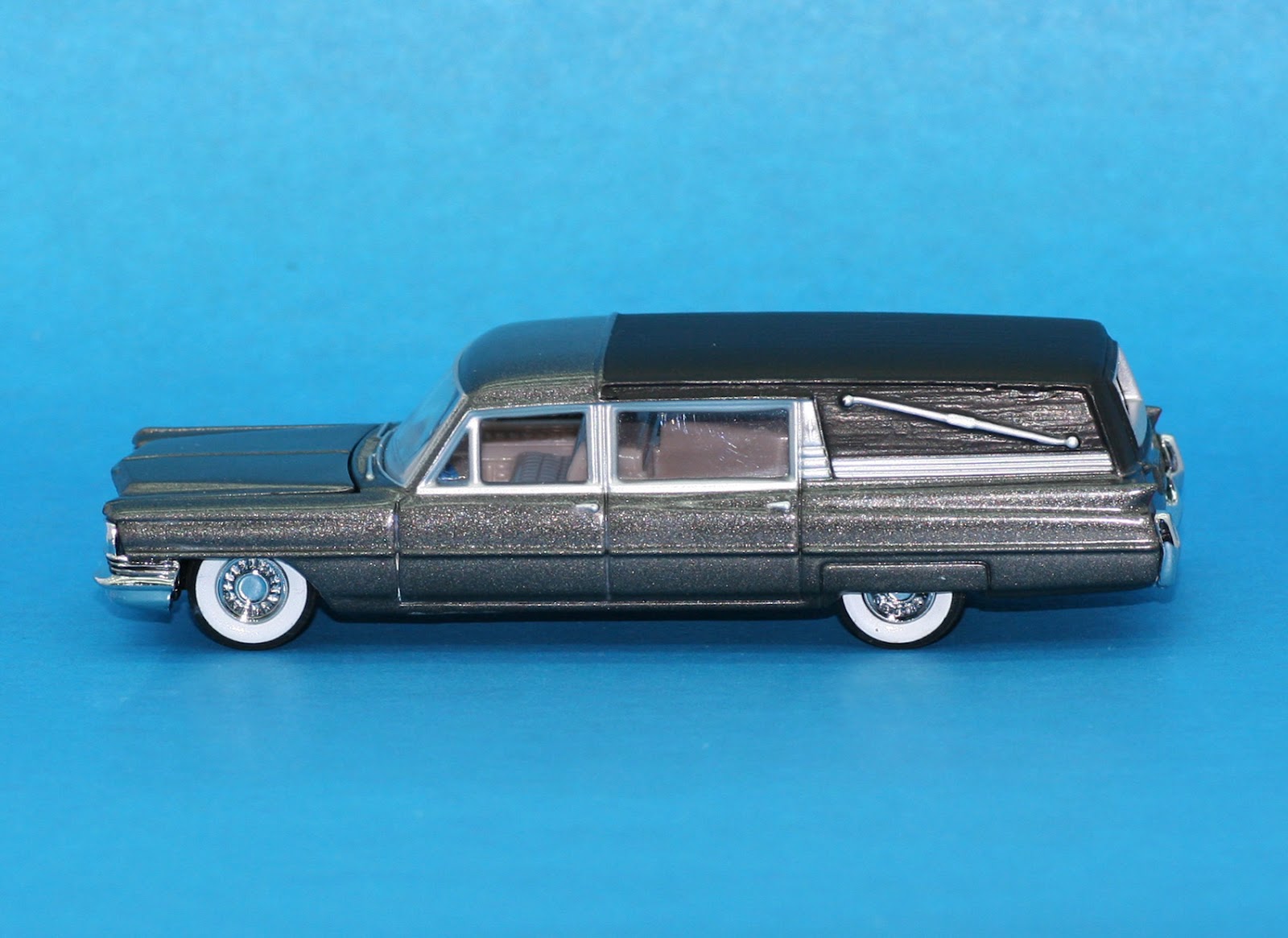 Incredible Mini Garage: Cadillac Fleetwood 75 Hearse 1963 Hot Wheels 1/64