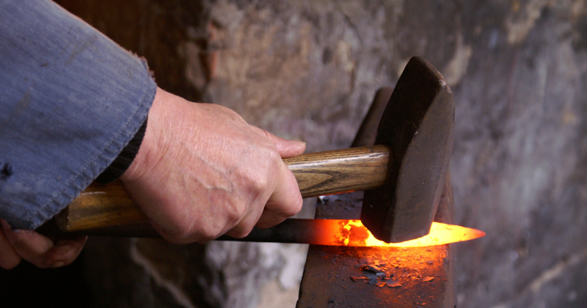 Menjadi Besi Pisau atau Besi Biasa - Opin Grasela