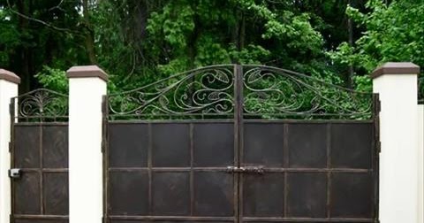 IRON AND STEEL GATE DESIGN: Iron gate with upper unique design