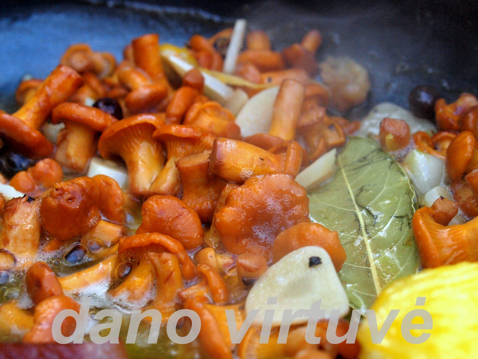 Dano Virtuvė: Kaip paruošti grybus voveraites (how to prepare ...