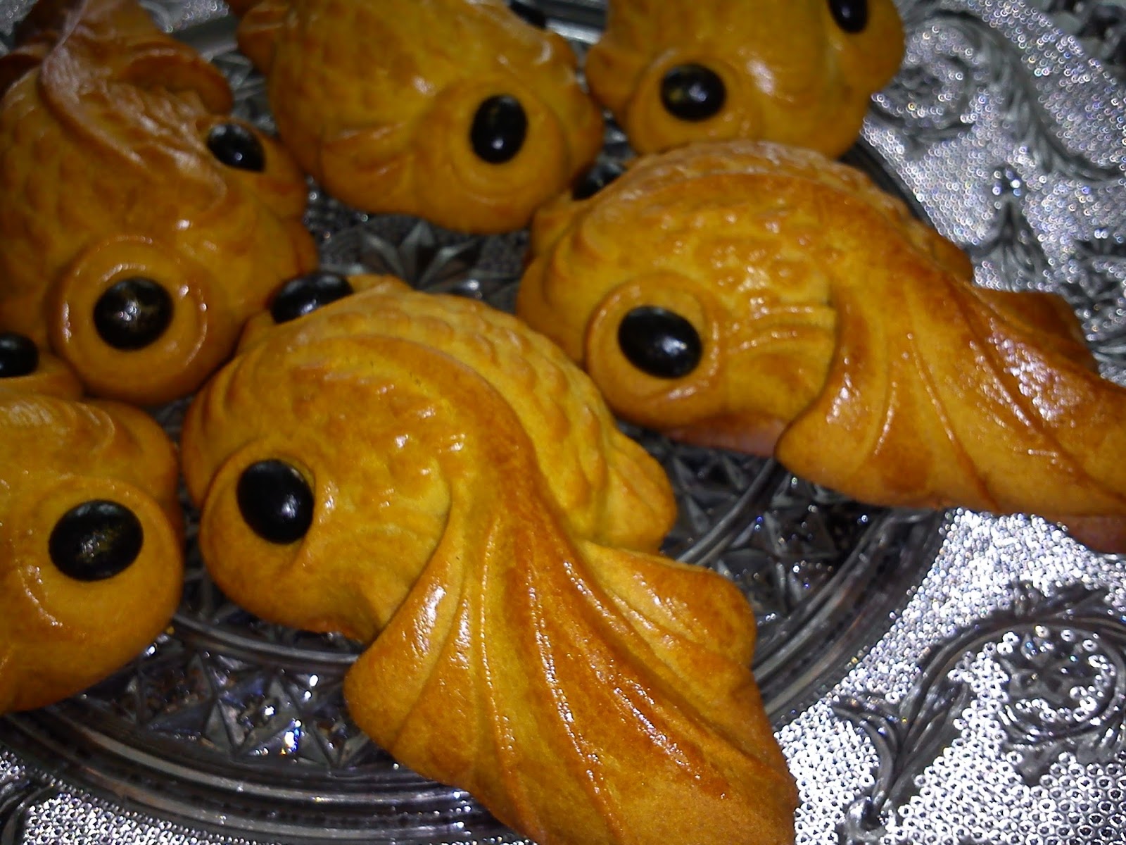 Cooking Pleasure: GOLDFISH GONG ZAI PENG WITH MUNGBEAN PASTE