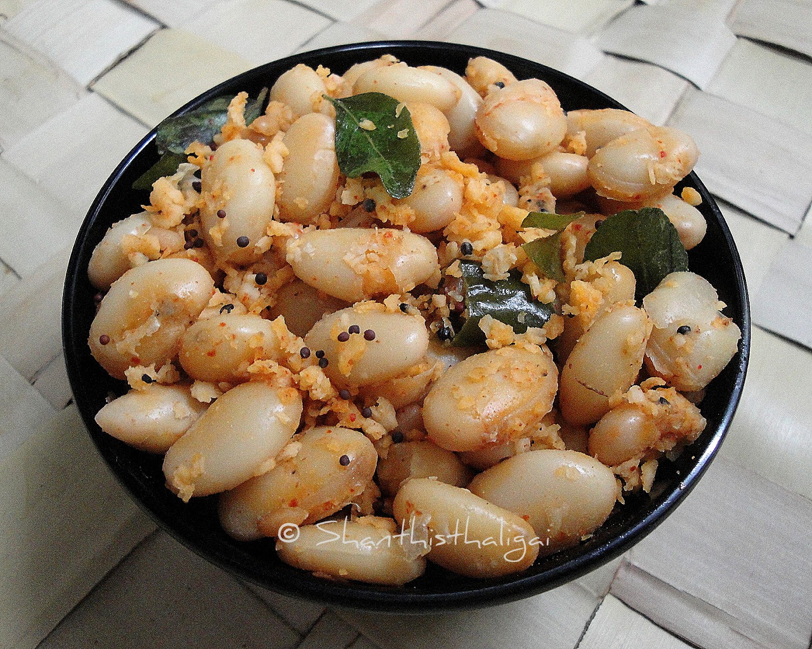 Shanthi Krishnakumar's cook book: MOCHAI SUNDAL / NAVY BEANS SUNDAL