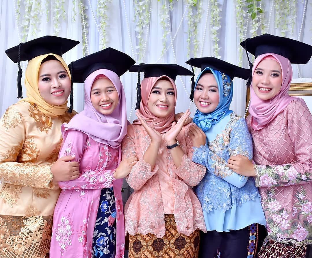 23 Model Baju Kebaya Renda Brokat Simple Tapi Modern dan Mewah yang ...