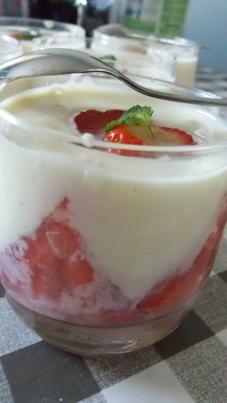 FloViCook: Verrines au yaourt grec-chocolat blanc et fraises;Dessert ...