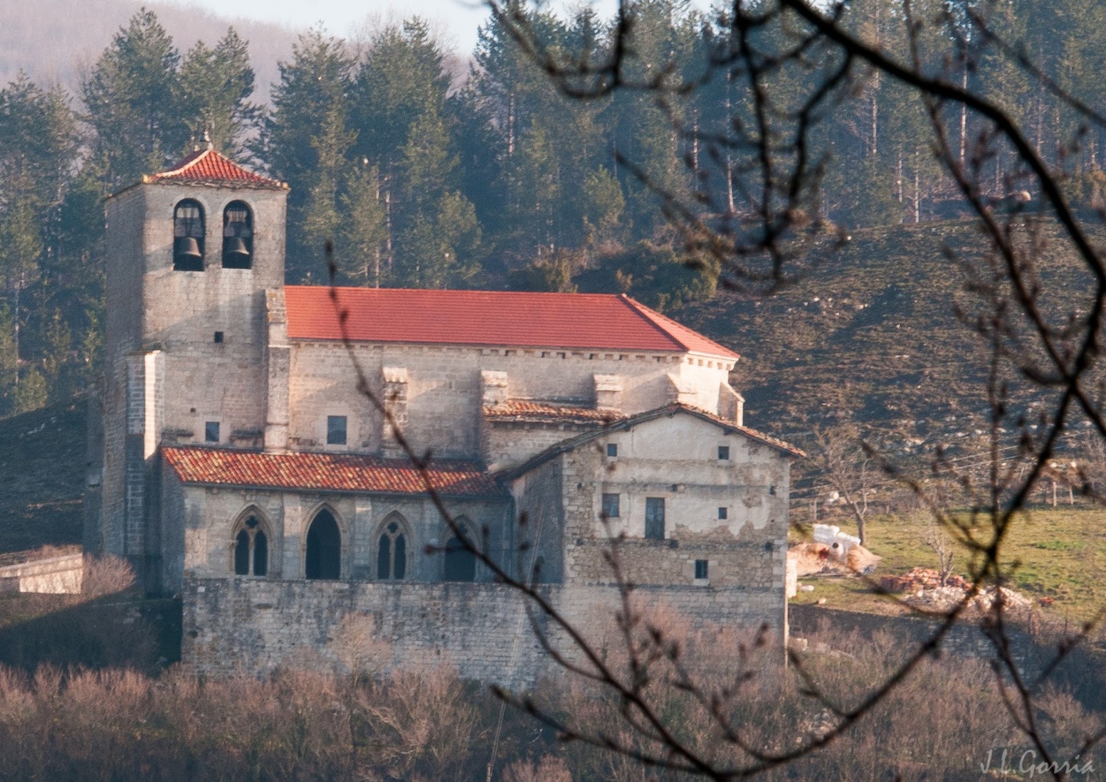 J.L.Gorria: Larumbe desde el Monte de Abajo