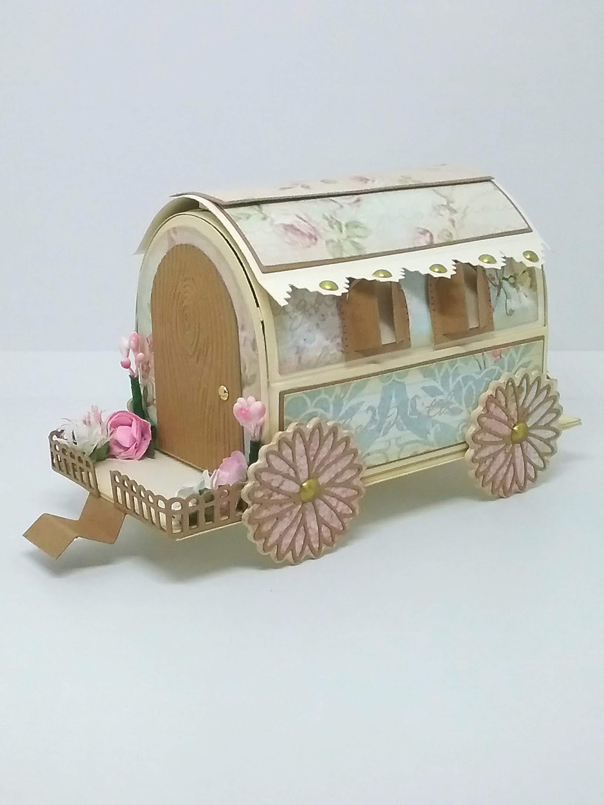 Victoria Dalziel: Hamper / Caravan gift box