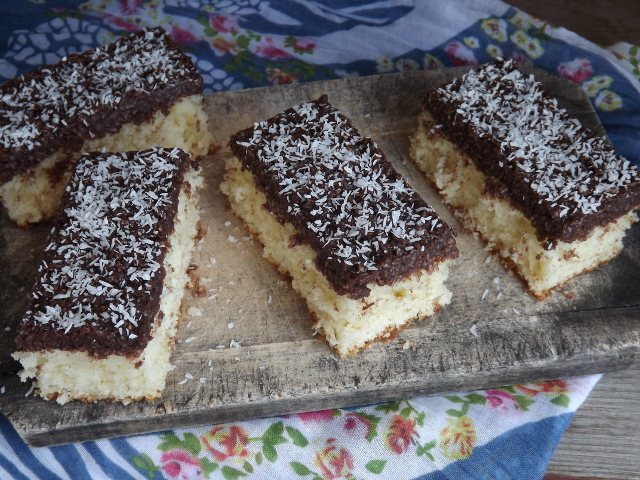 Kipróbált és bevált receptek ...: Csokis-kókuszos szelet