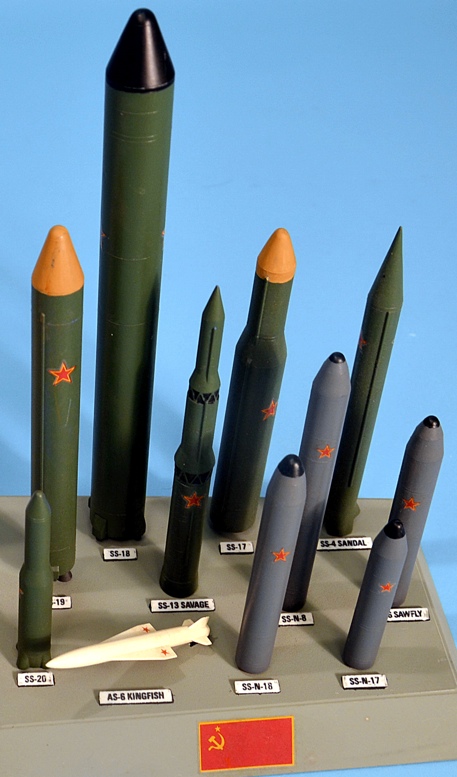 DEADLY MISSILE ARSENAL: 1:144 SCALE COLD WAR NUCLEAR KILLERS FROM ...