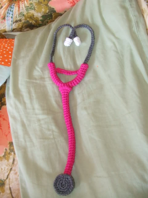 2000 Free Amigurumi Patterns: Free stethoscope toy crochet pattern
