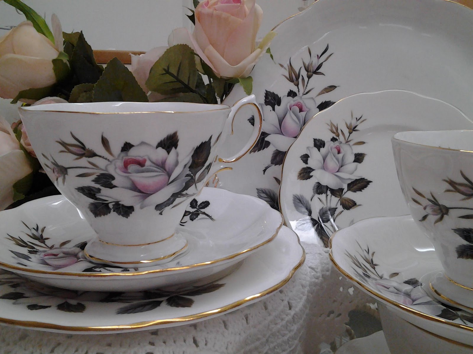 Lovely Treasures from English Garden: Royal Albert White Rose Tea Set