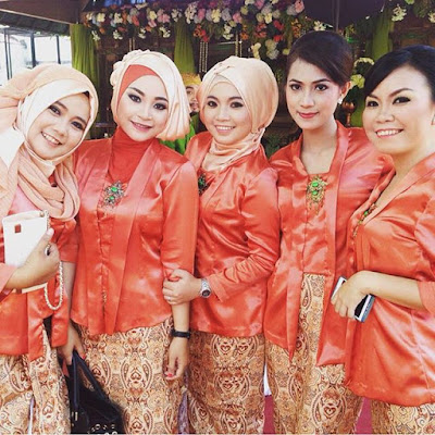 Kebaya Orange Hijab Polos - Inspirasi Kebaya Modern