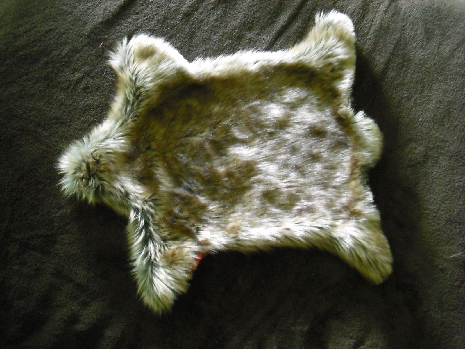 Gorogoro & Nikoniko: Faux Bearskin Rug