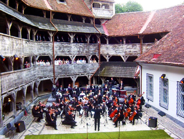 din Brasov: Spectacol Opera Brasov la Bastionul Tesatorilor