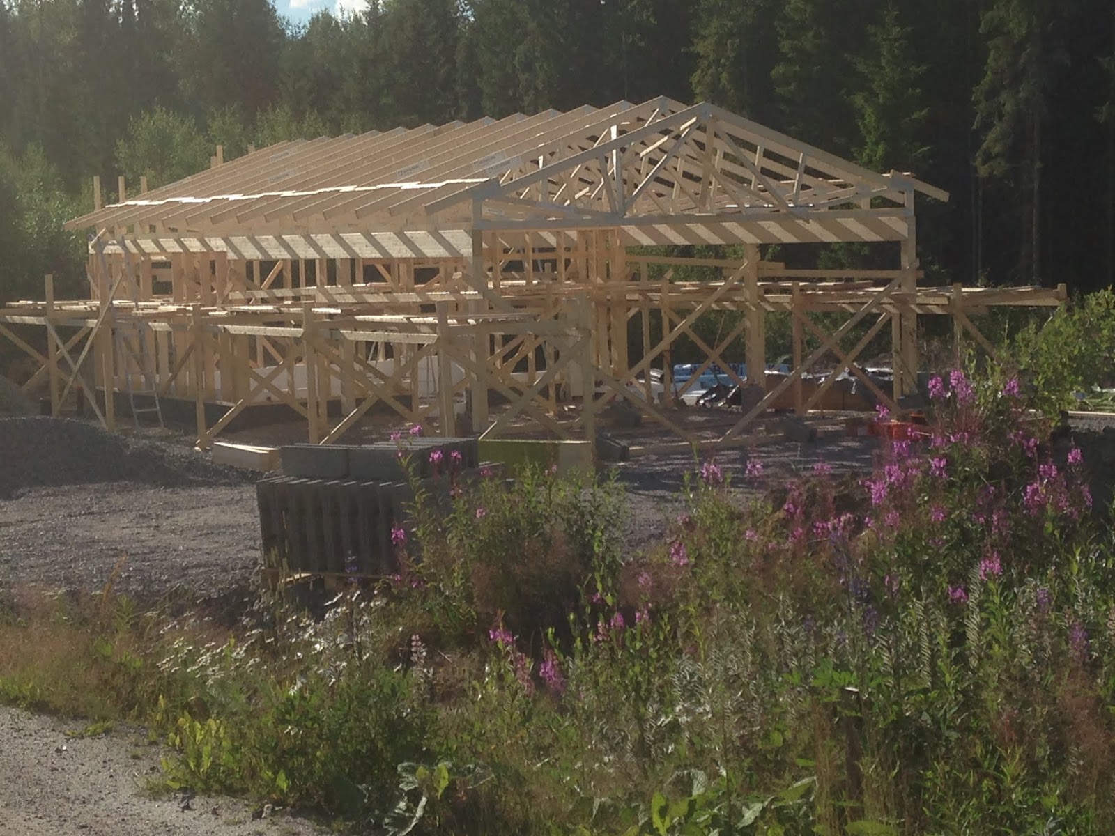 Autotallin runko ja julkisivu