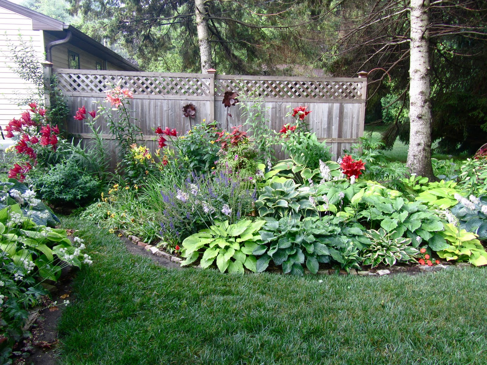 Cheesehead Gardening: Using cardboard to line flower beds - bye bye ...