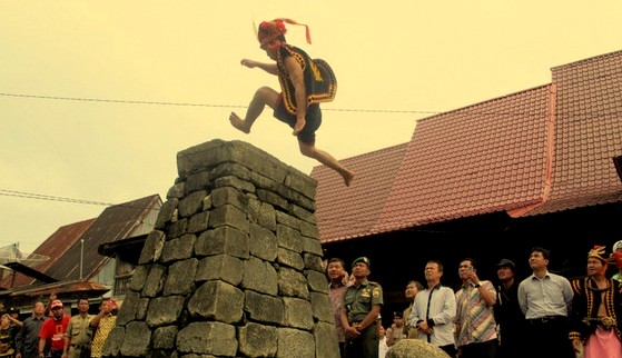 N-U-S-A-N-T-A-R-A Tradisi Lompat Batu Dari Nias, Sumatera Utara Budaya Kita