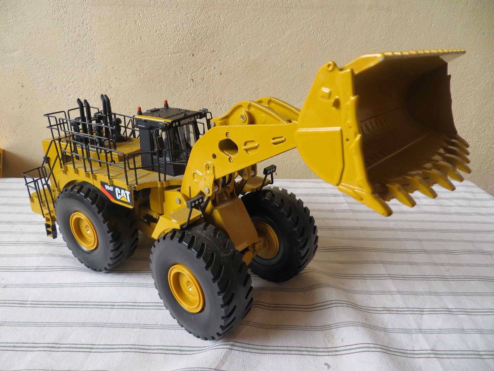 My Model Garage: Norscot CAT 994F Loader