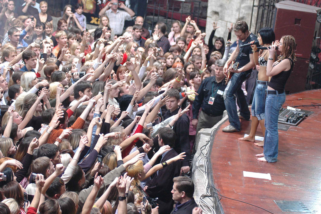 Barefoot Celebrities: T.A.T.U. barefoot in concert
