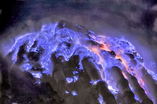 Wow!! Gunung Berapi Ini Mengeluarkan Api Dan Lahar Warna Biru | Majalah ...
