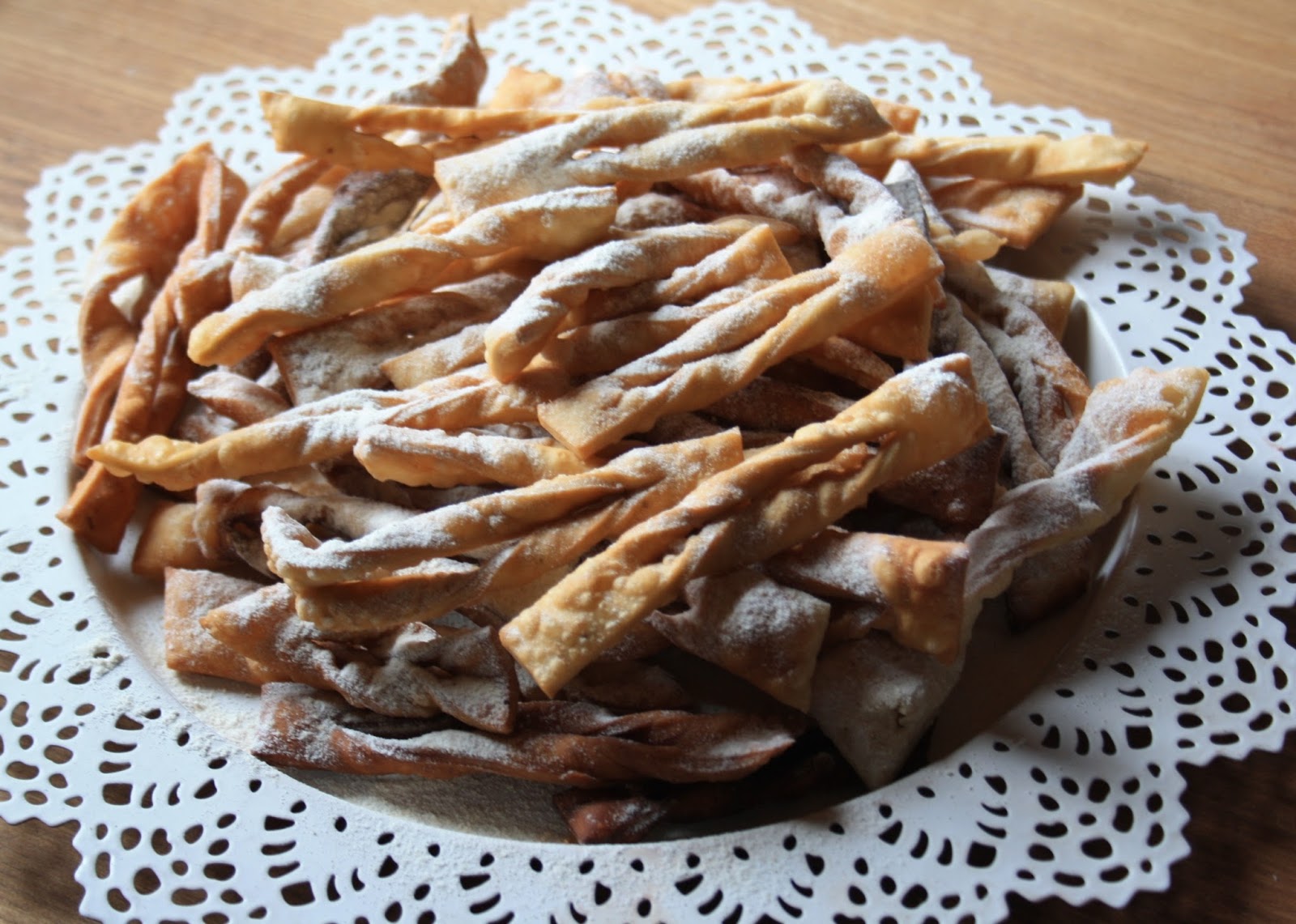 EkoEksperymenty: Wegański chrust z bananem i pudrem trzcinowym.