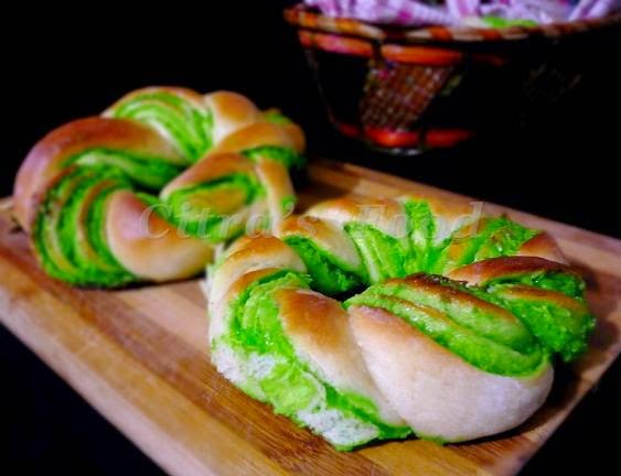 Citra's Home Diary: Plaited Coconut Pandan Bread / Aneka Kreasi Roti