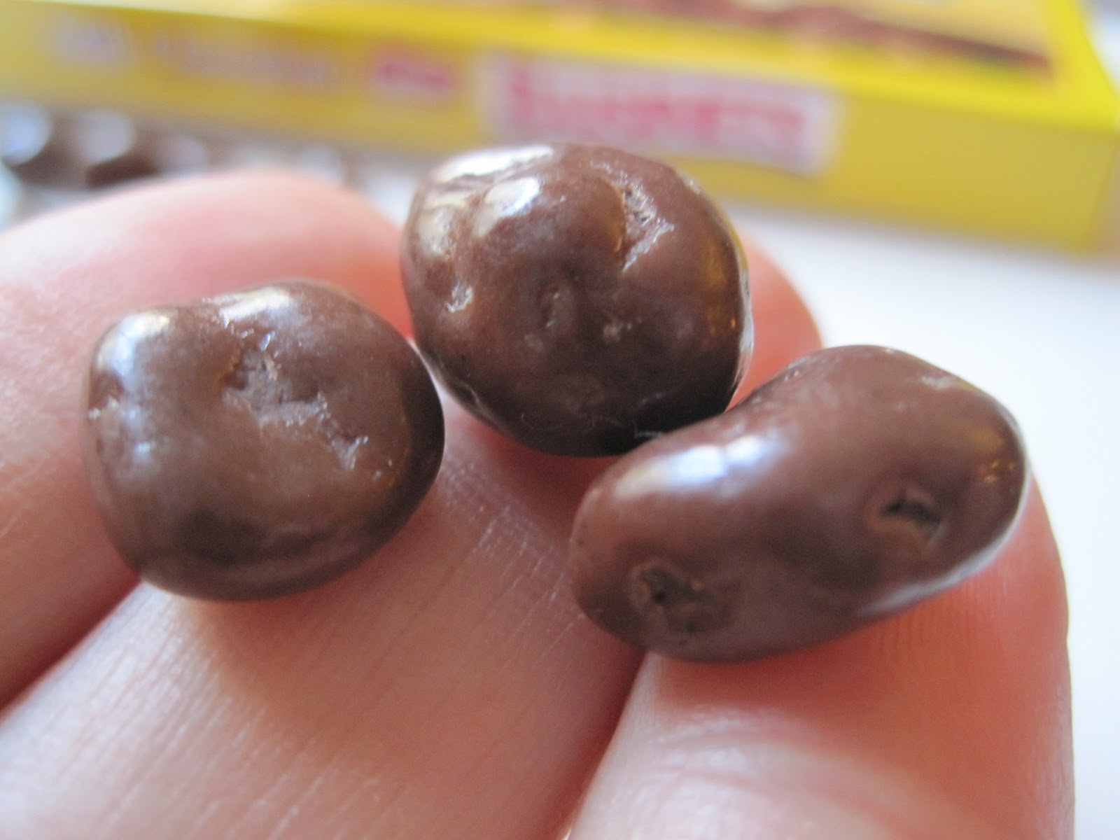 Walking The Candy Aisle: Raisinets review