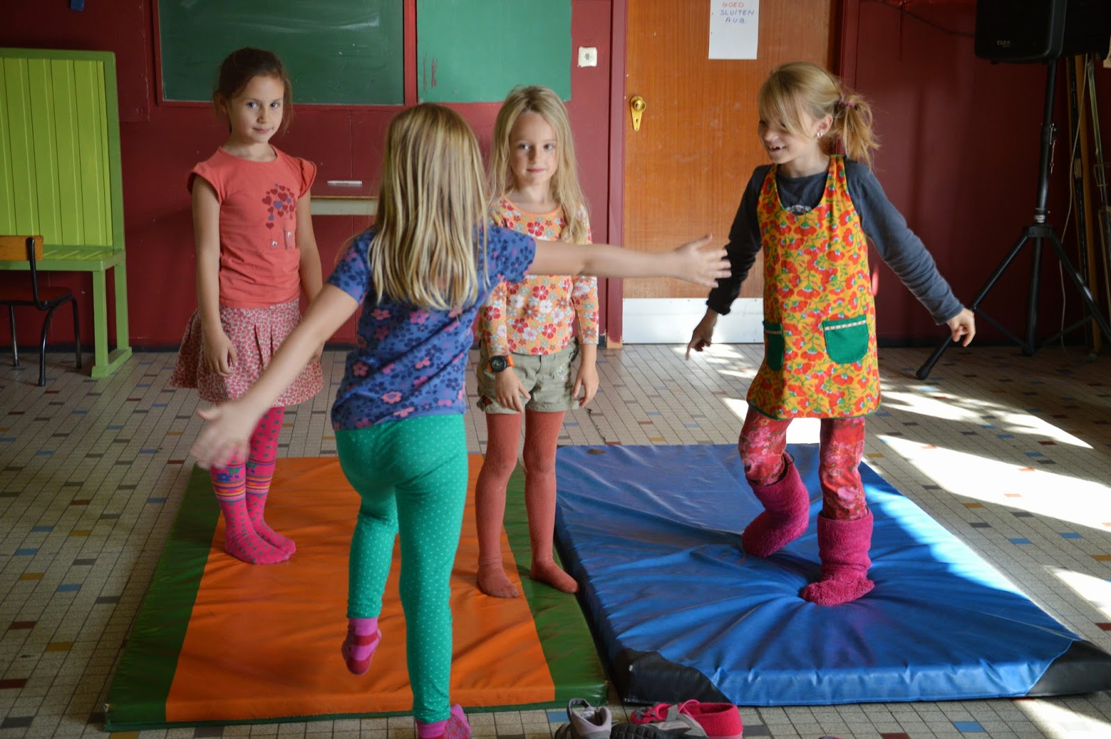 Hoe is de aarde en het eerste leven ontstaan? | Leefschool Dagpauwoog