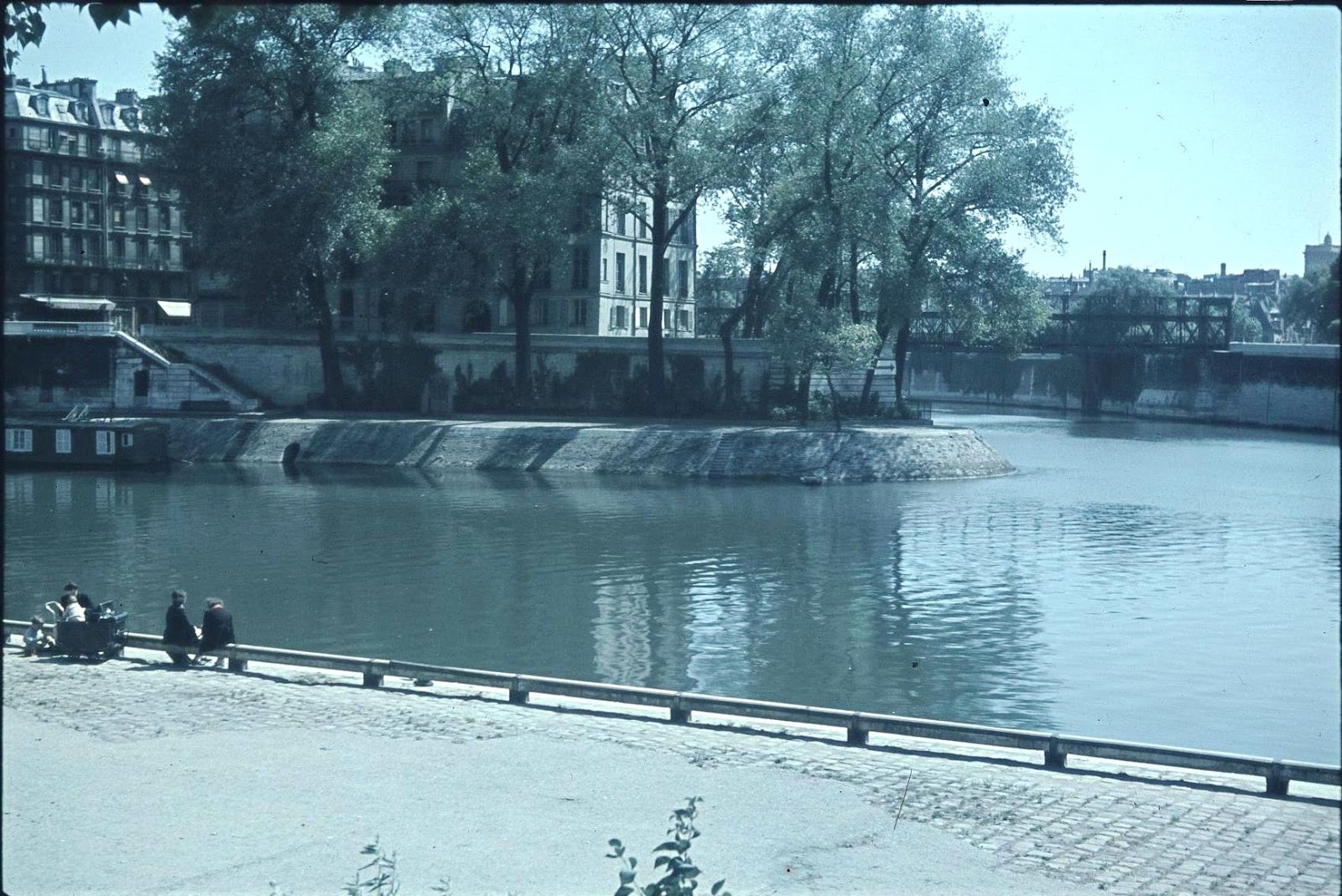 40 Fascinating Color Photographs That Capture Everyday Life on the ...