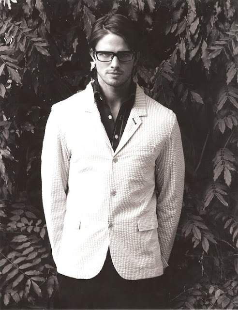 Menilike: Derrick Hayes