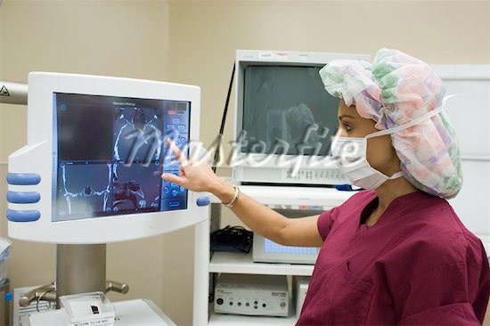 ΠΛΗΡΟΦΟΡΙΑΚΑ ΣΥΣΤΗΜΑΤΑ ΝΟΣΟΚΟΜΕΙΩΝ: ΑΞΙΟΠΟΙΗΣΗ ΠΛΗΡΟΦΟΡΙΑΚΩΝ ΣΥΣΤΗΜΑΤΩΝ