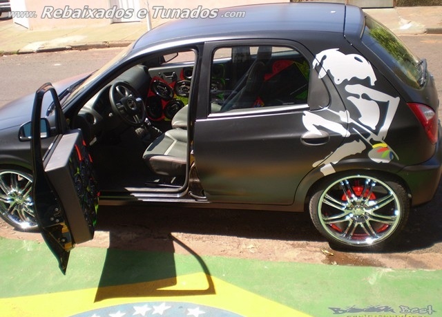 Celta tunado e com som automotivo de muita potência - Rebaixados e Tunados