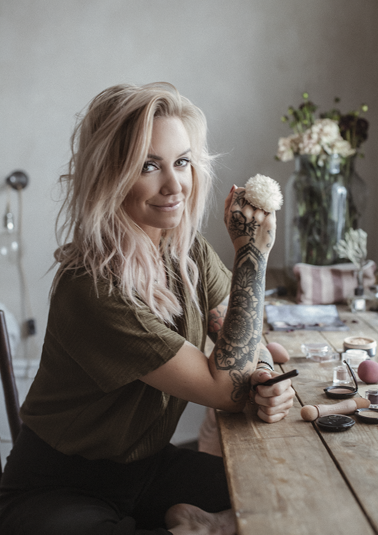 Hannah Lemholt English: POST PRODUCTION BLUES