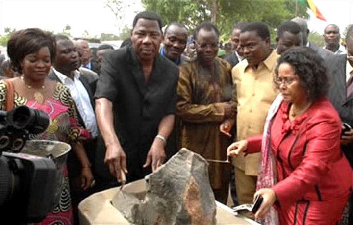YAYI BONI ET LES PREMIÈRES PIERRES.