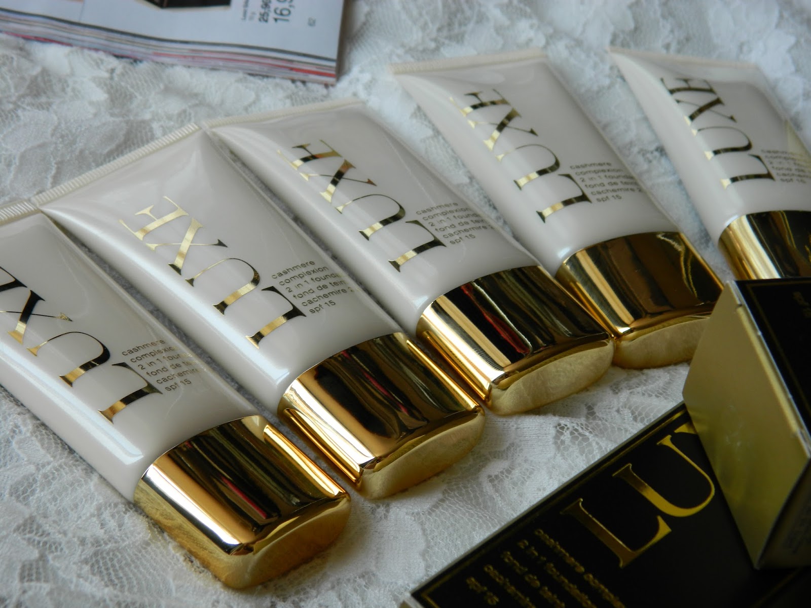 AVON: Luxe Cashmere Complexion 2u1 podloga za lice - Purple Spark