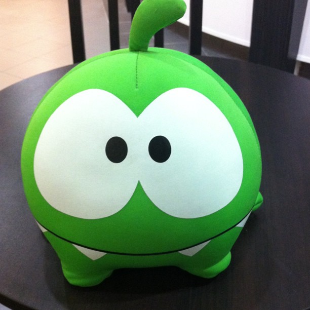 Om Nom Monster Mania > Cut The Rope iPhone game!