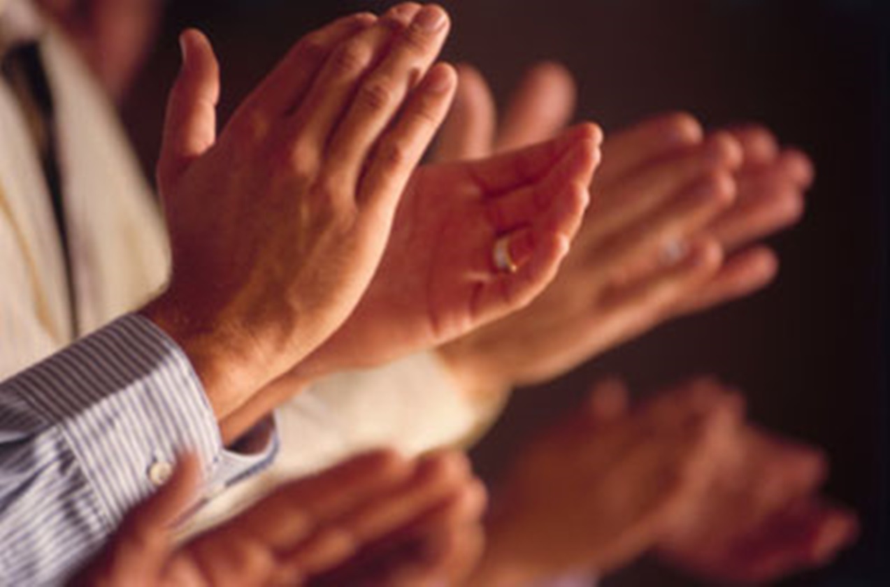 APLAUSO MEDALLA Y BESO