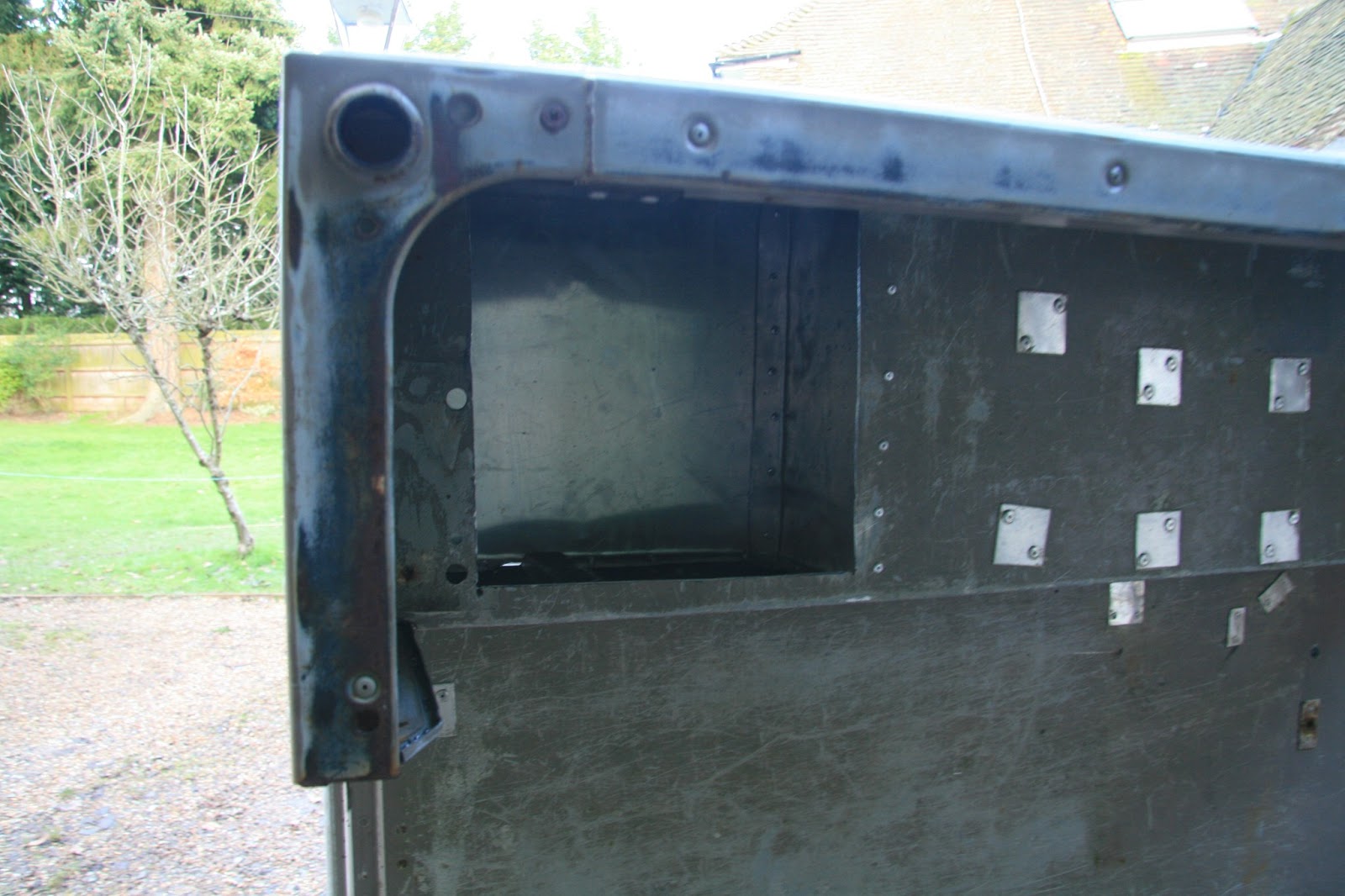 Defender 110 3.5L V8 1991: Wheel Arch Storage