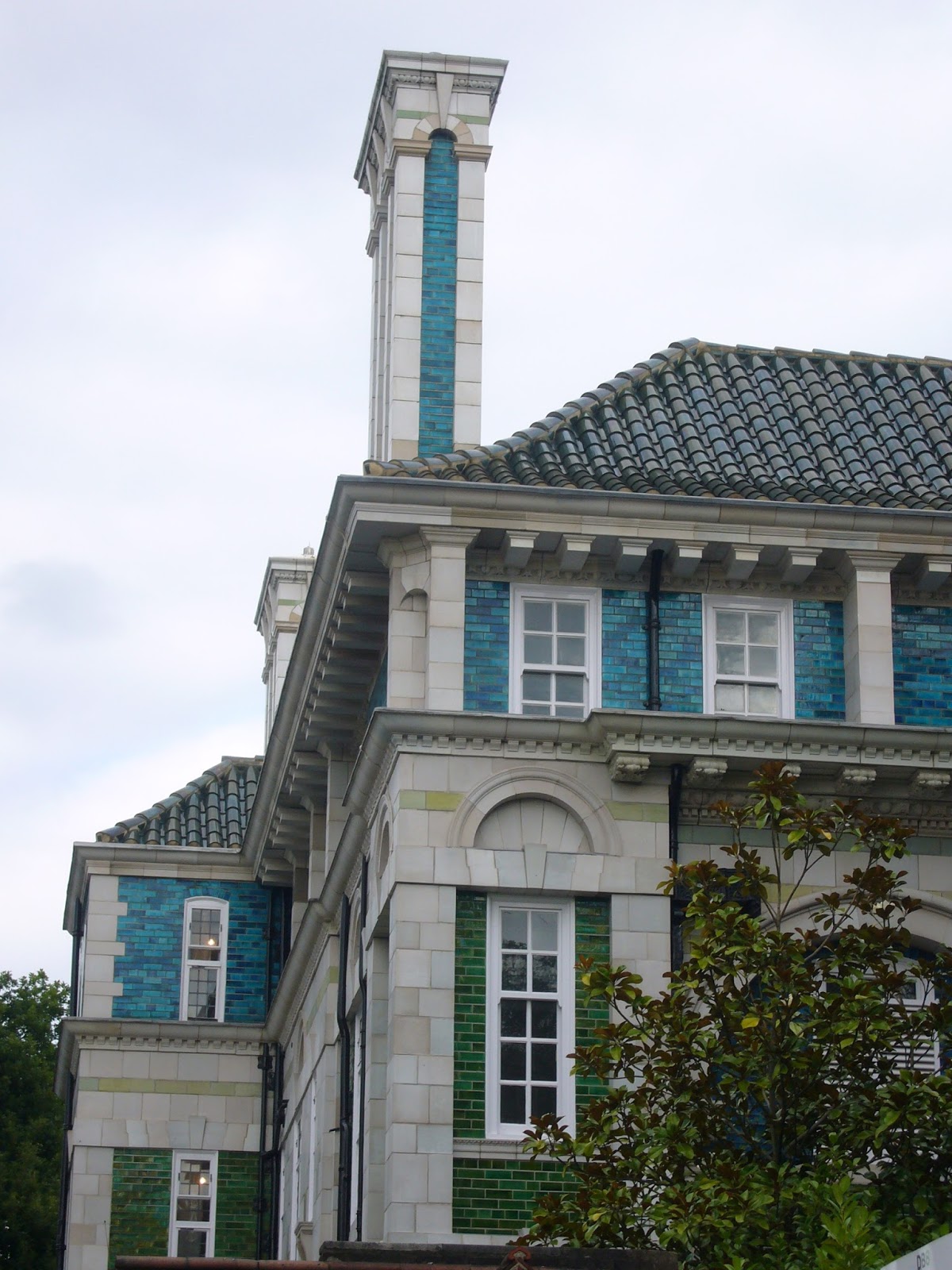 Holmes and Poirot in London: ロンドン デベナムハウス（Debenham House）