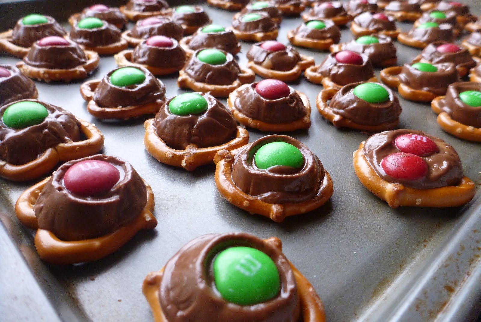 Handmade Mayhem: Quickest Holiday Recipe: Rolo Pretzels