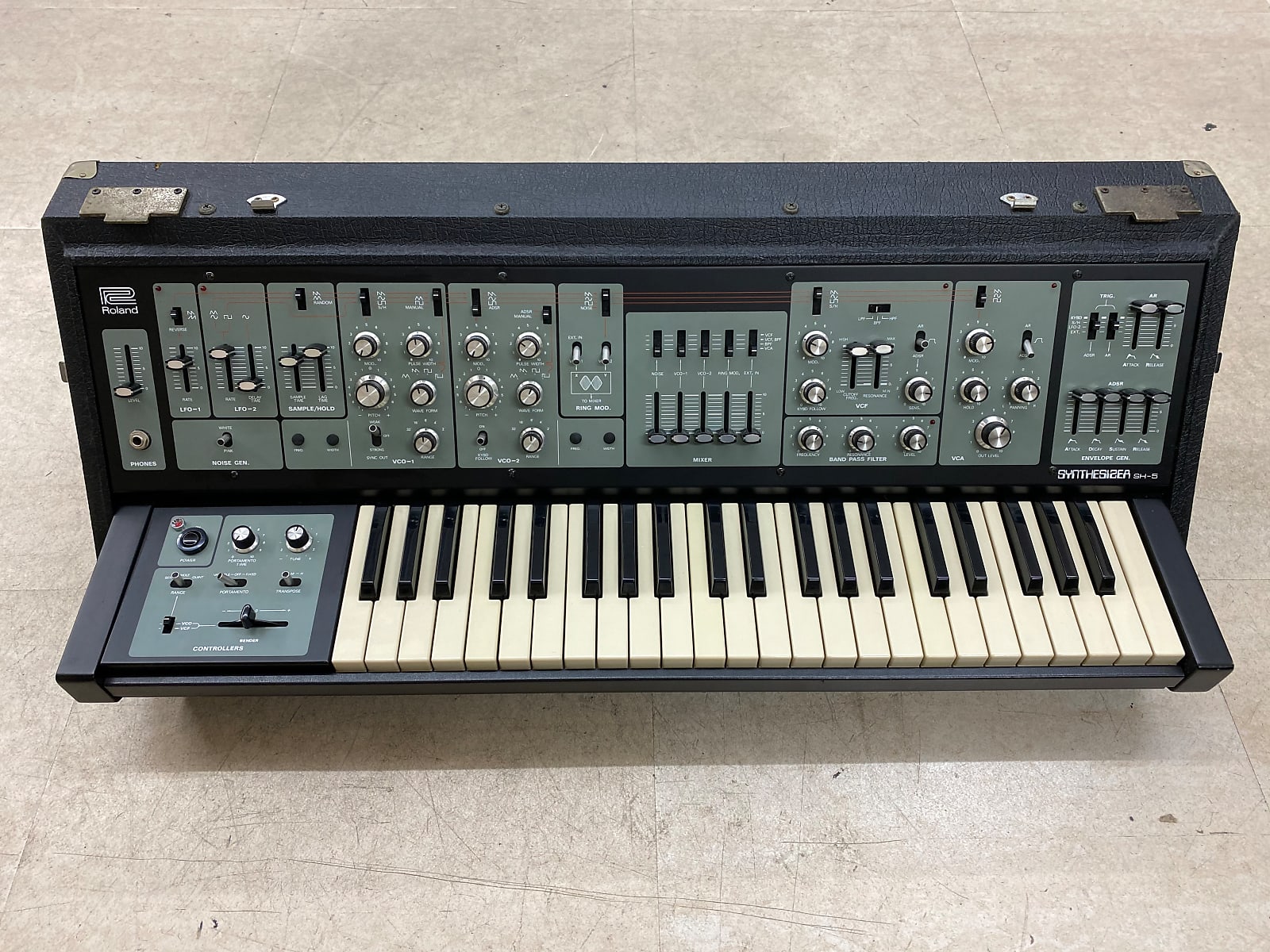 MATRIXSYNTH: Roland SH-5 with original hardcase