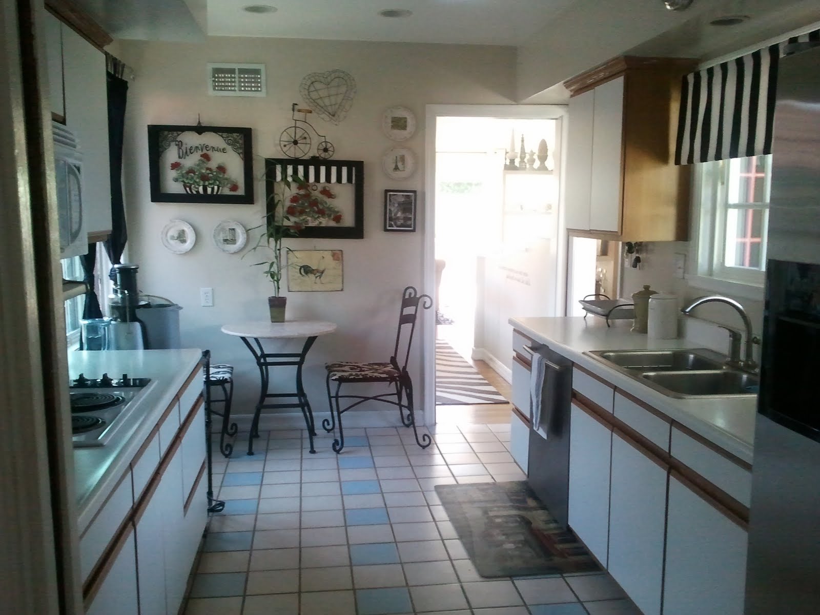 Petite Maison De Plage: HGTV's Room Crashers with Todd Davis