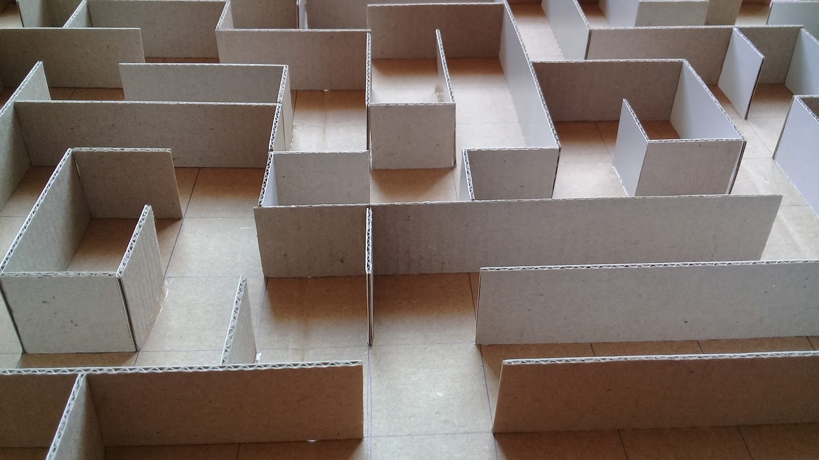 Clube do Tabuleiro de Campinas: Labirintos feitos de papelão