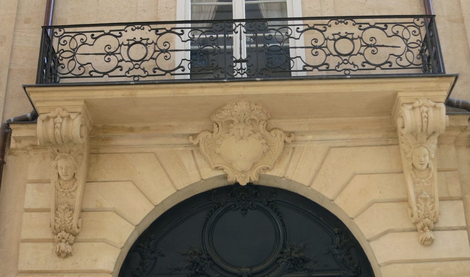 Combien ça porte ?: Balcons - Paris - Consoles en pierre