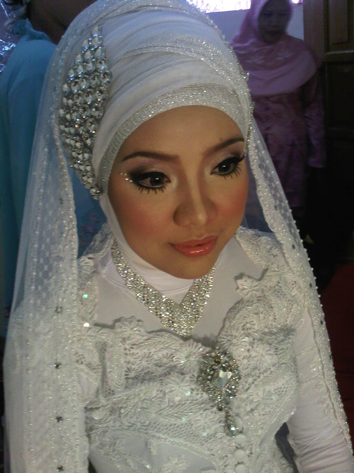Welni Oktavia: Make up Modern Muslim