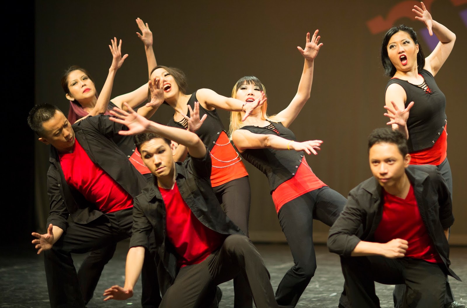 Singapore Night Live: Mosaic Dance: 150 Colorful Pieces of different ...